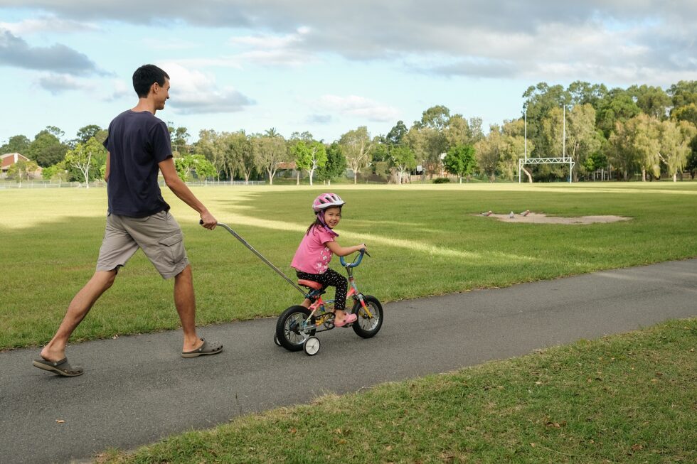 Kids’ Bike Assistance Handles: When, Why, and Which One? - PushmeHome